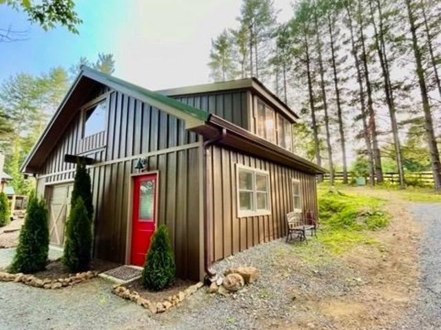 Private _Level Detached Loft | Creek Views + Fence