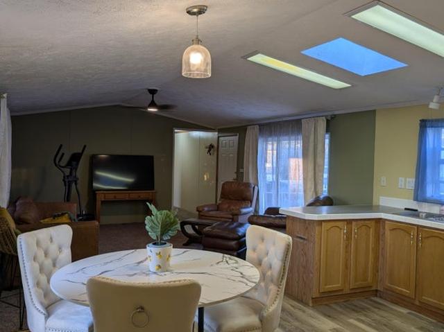Private lg bedroom w/full bathroom