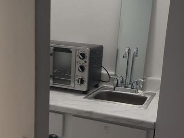 Humble ensuite w/bath and kitchenette/fridge WIFI upstairs 1960/59.IAH 15 mins. Couples/Guest ok