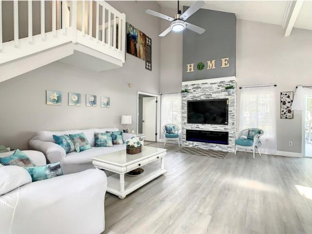 Private Room close to Disney for Female_$mo_Avail