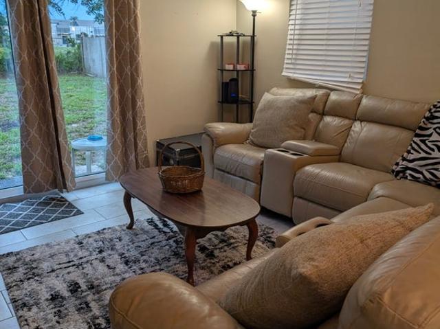 Private room and bathroom w/walk in closet