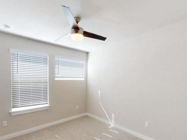 Private room available in new build neighborhood