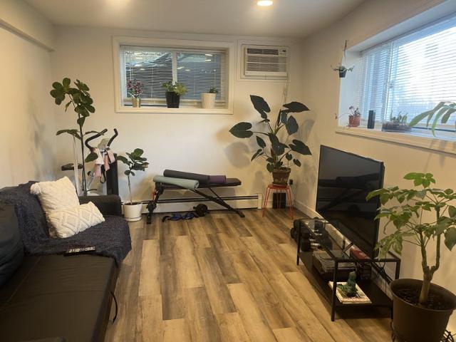 Private Room Available in Astoria Ditmars