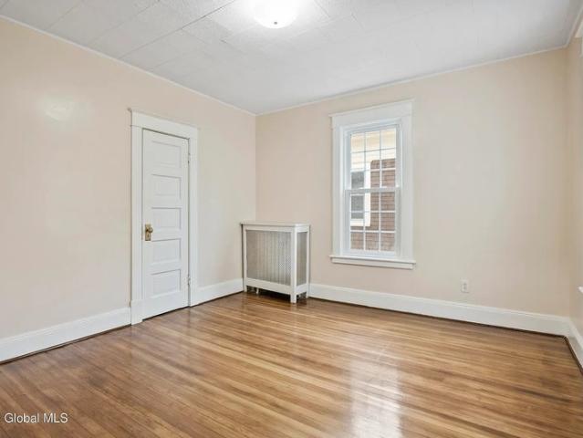 Private room available in cleanwell maintained ho
