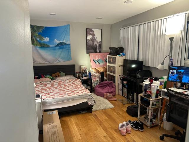 Private room & bath available near Palms