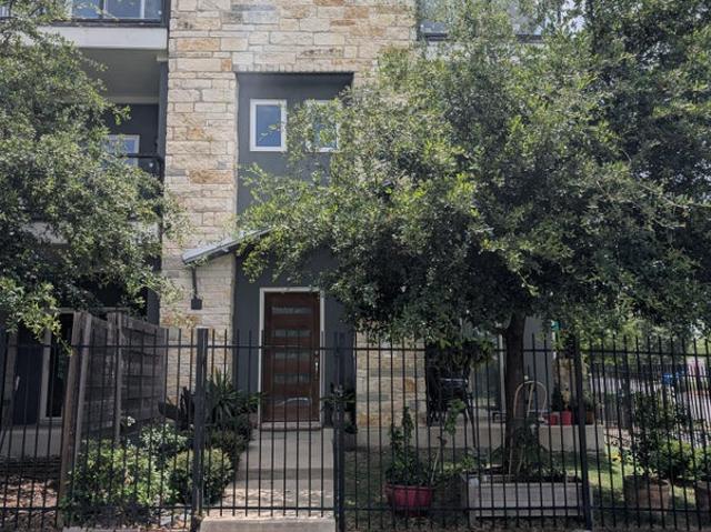 Private Room & Bath in Modern 3 Story Townhouse