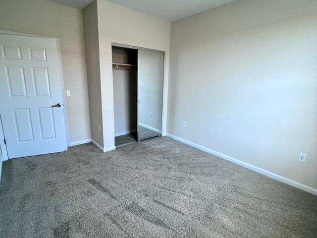 Private Room & Bathroom Available in 2 Bdrm Aprtmt