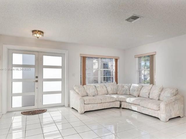 Private room & Bathroom | Gated area | Kendall
