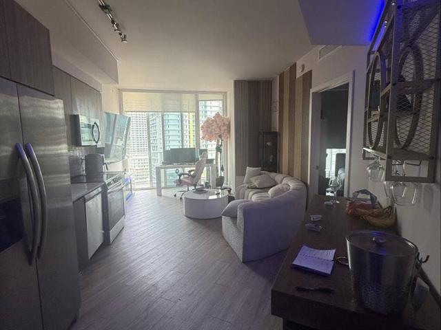 Private room + bathroom in Brickell