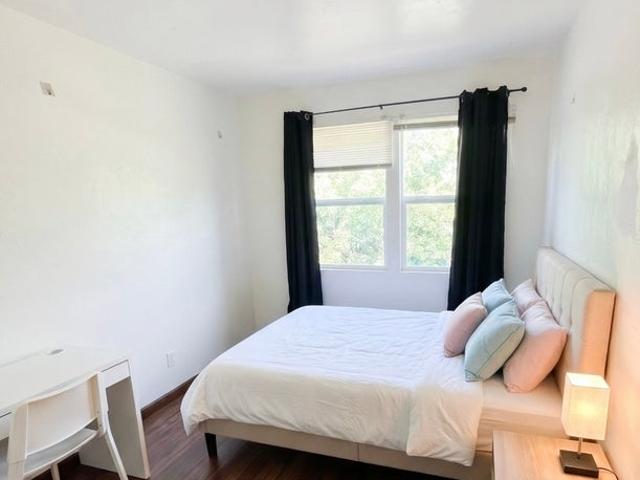 Private room for male identifying UC Berkeley stud