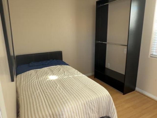Private room for rent blocks away from Redondo