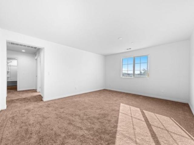 Private room for rent in a brand new property cle