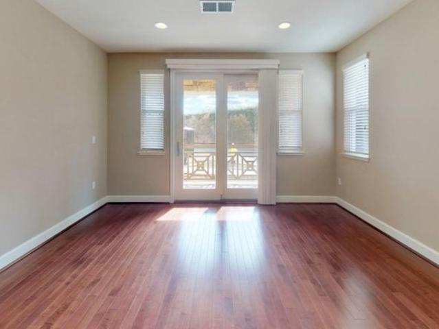 Private room for rent in Kentwood avenue with CUS