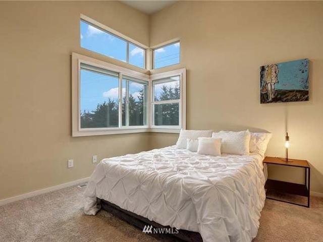 Private Room For Rent in Renton 5 bed/3 bathroom