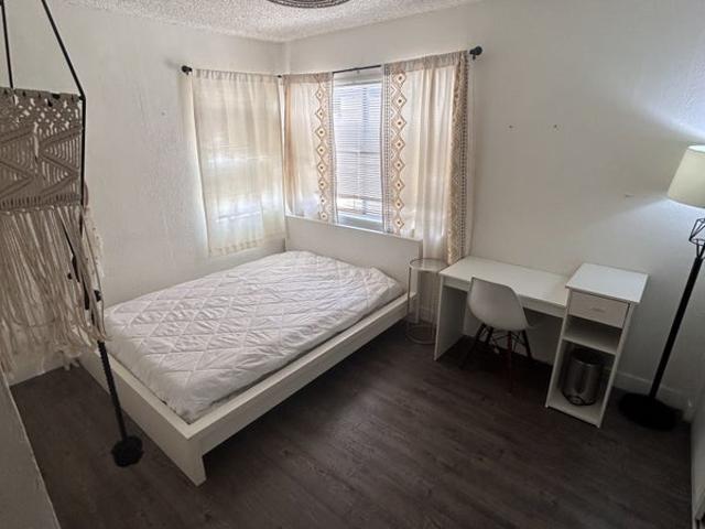 Private room for rent in Reseda LA