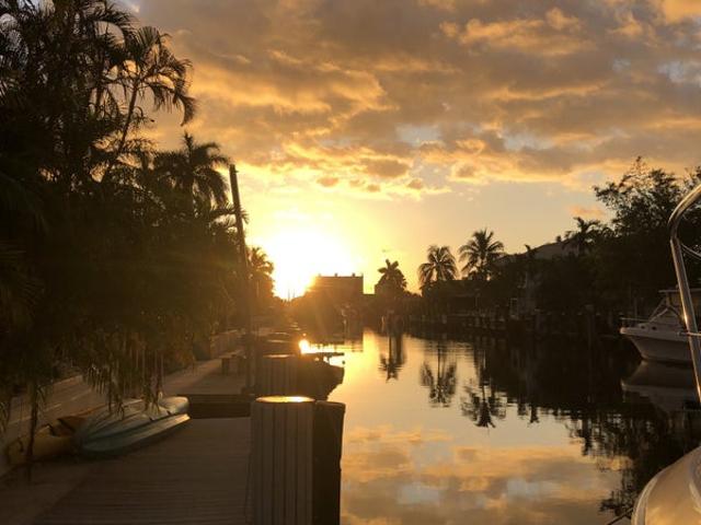 Private Room for Woman in Sunset Waterfront Oasis