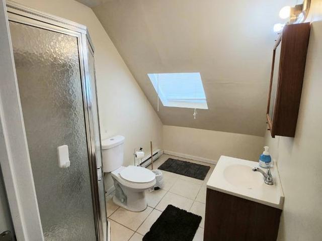 Private room high ceiling clean & quiet