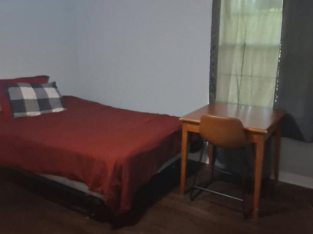 Private Room in 3 bed 1 bath house