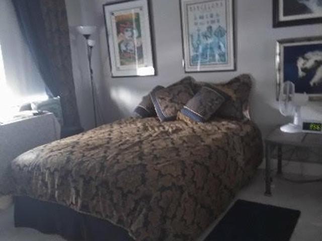 Private Room in 2 1/2 bed / 2 bath condo