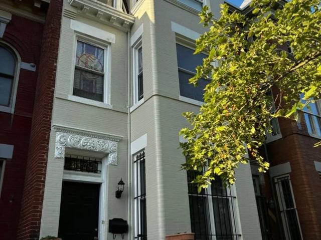 Private room in Columbia Heights Row House!