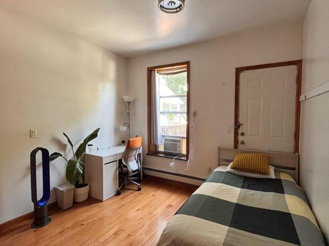 Private Room in a 3B2B in Sunset Park!