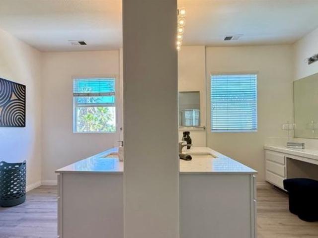 Private room in a Charming home with Modern Ameni