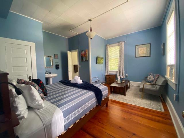 Private Room in a Historic Inn. Utilities Included
