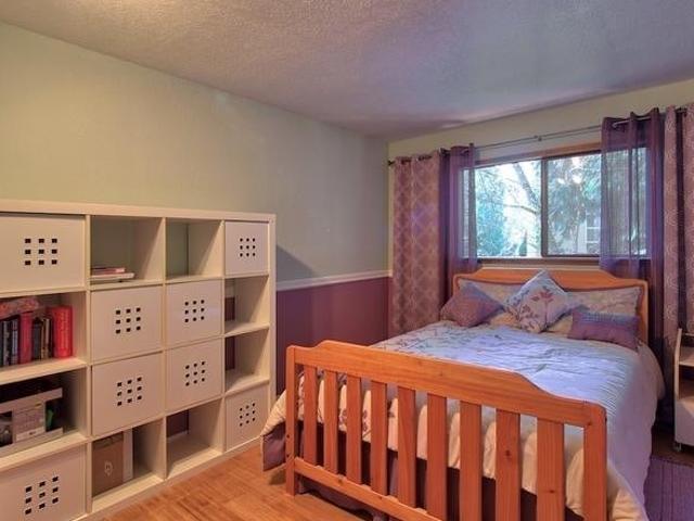 Private room In a nice clean and quiet home. shari