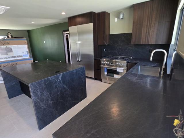 Private Room in Anaheim Home, Pool/Backyard access