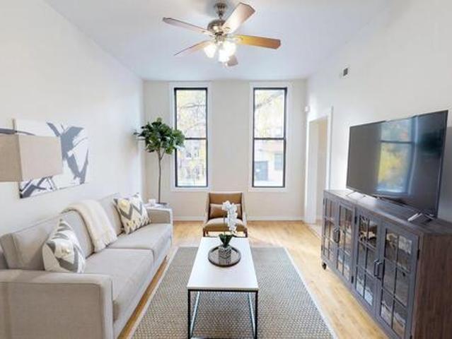 Private Room in Bright Wicker Park Apartment near Damen Station
