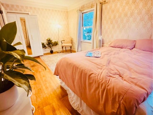 Private Room In Gorgeous Craftsaman hOme
