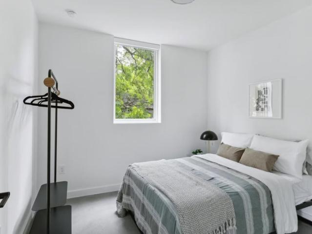 Private Room In Downtown