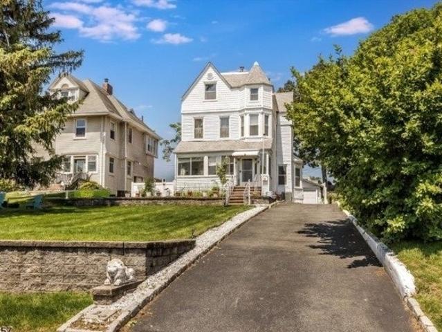 Private room in downtown Montclair