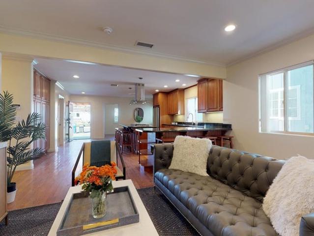 Private Room in Elegant Mar Vista Home with Backya