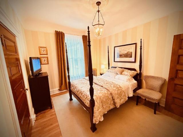 Private Room in historical live in hotel building
