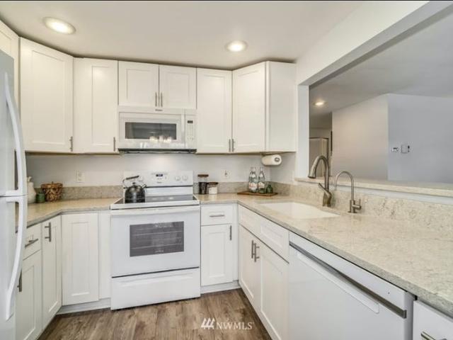 Private room in owner occupied Woodinville condo