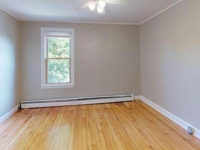 Private Room in Light Filled Brighton Apartment with Backyard
