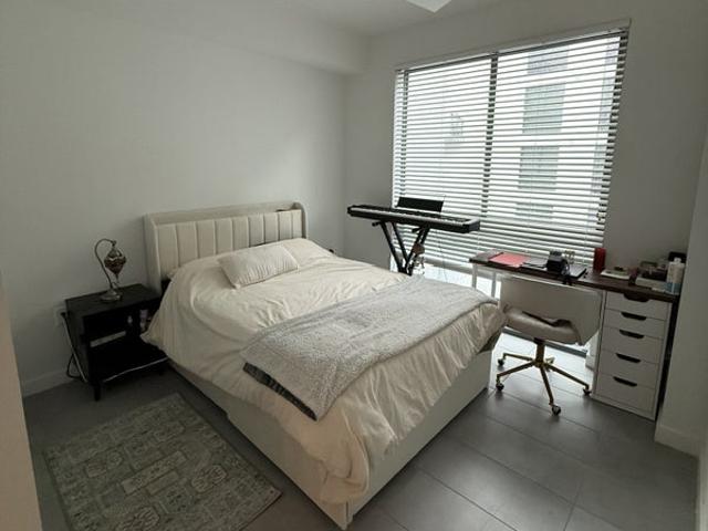 Private Room in Modern Miami Apartment – Pool