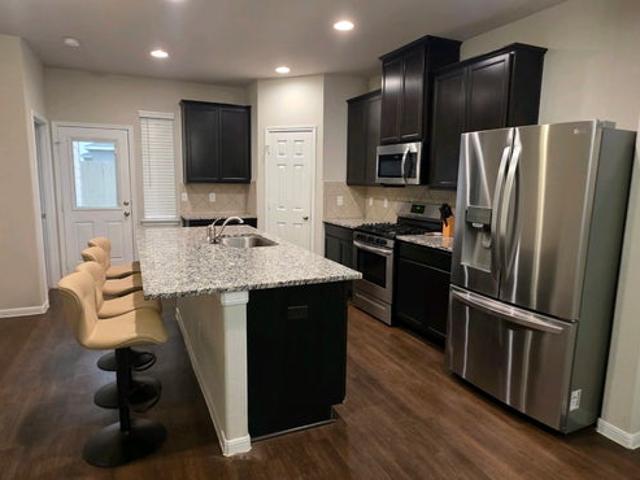 Private Room in Modern 3BR House – All Utilities &