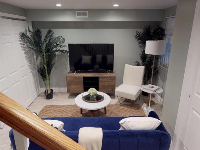 Private Room in Newly Constructed Hawthorne Home b