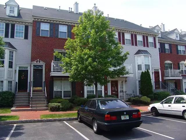 Private Room in Society Hill Townhouse | Pool, Parking + Only 1 Roommate