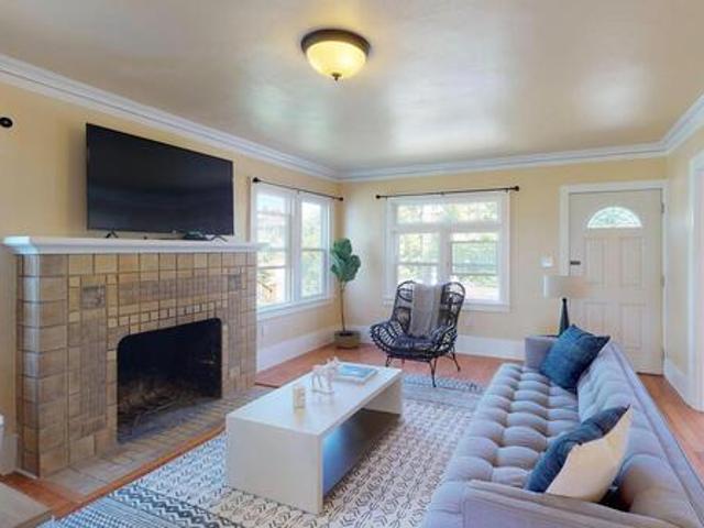 Private Room in Spacious Beacon Craftsman with Luscious Backyard