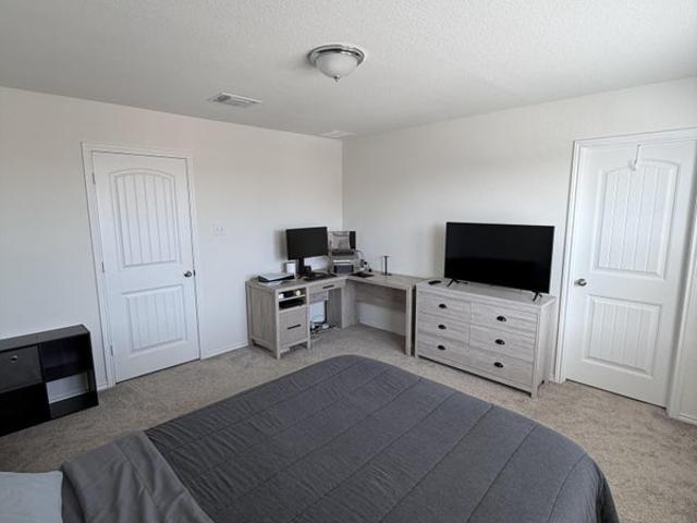 Private Room in Spacious Home in Manor, TX