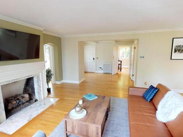 Private Room in Sunny Southwest Hill Home with Shaded Back Deck