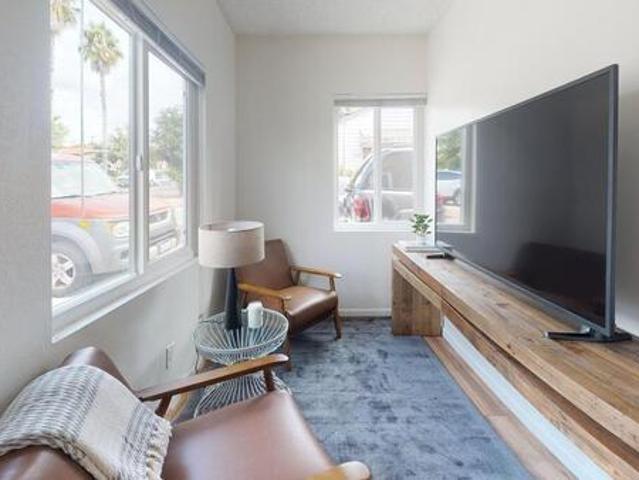 Private Room in Sunny Pacific Beach Home Near Crystal Pier
