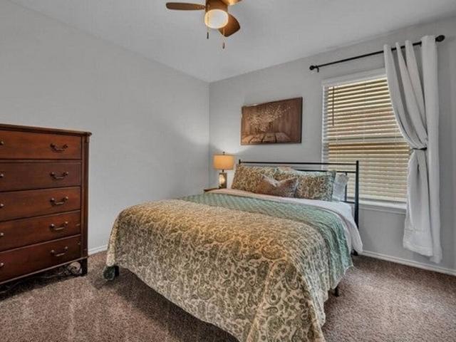 Private Room in Peaceful Apartment + All Utilities