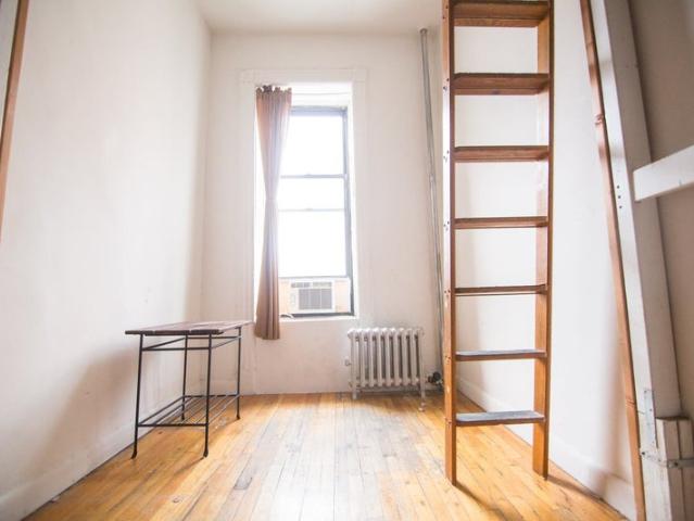 Private room in quiet apt for M/F mid 20s 40s