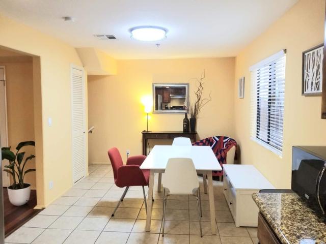 Private Room in Townhouse Bath Room Share, Clean