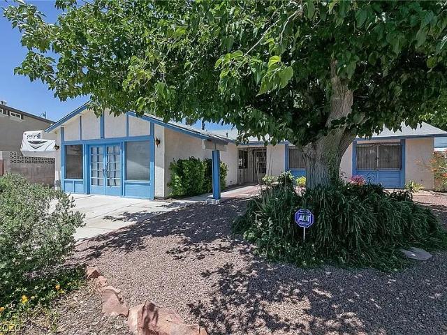 Private Room or Studio for Rent – 10 Min strip