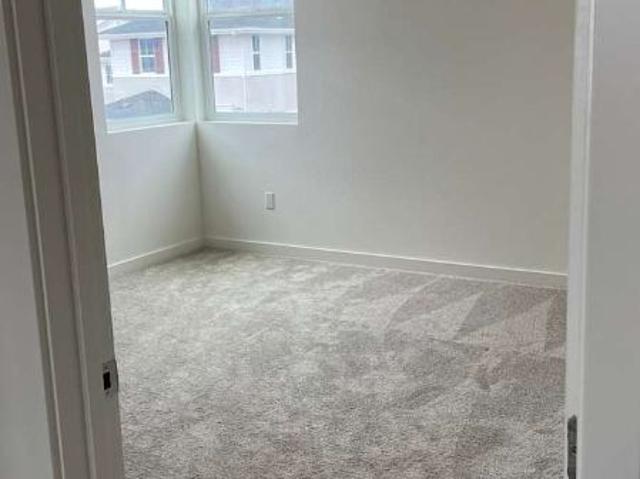 Private room New construction Female only
